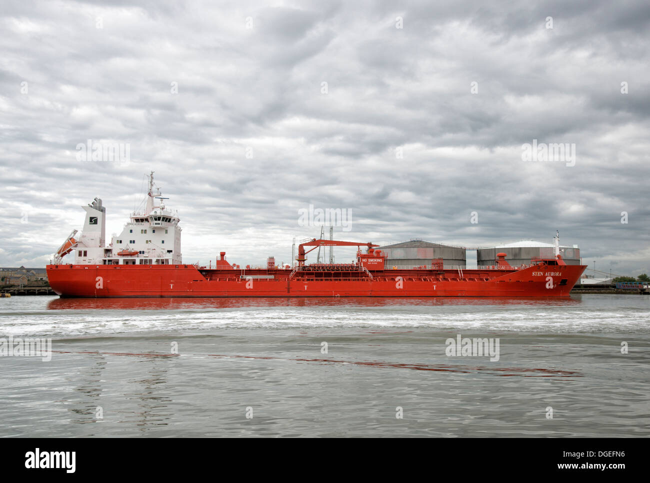 Oil tanker sten aurora purfleet hi-res stock photography and images - Alamy