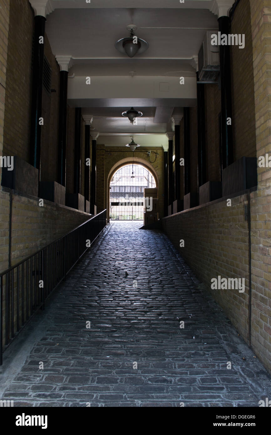 Dark alleyway uk hi-res stock photography and images - Alamy