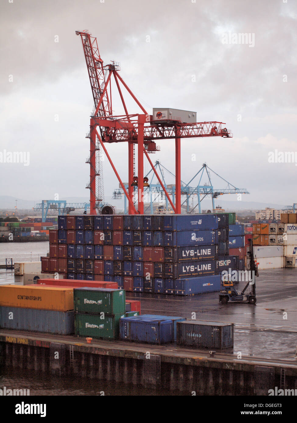 Steel clad containers hi-res stock photography and images - Alamy