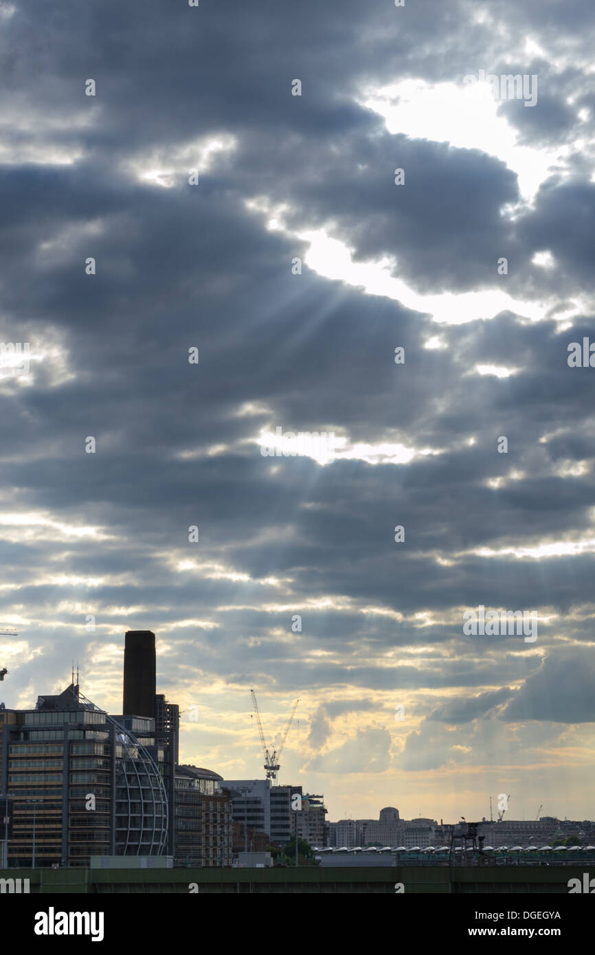 Skyline london cloud background hi-res stock photography and images - Alamy