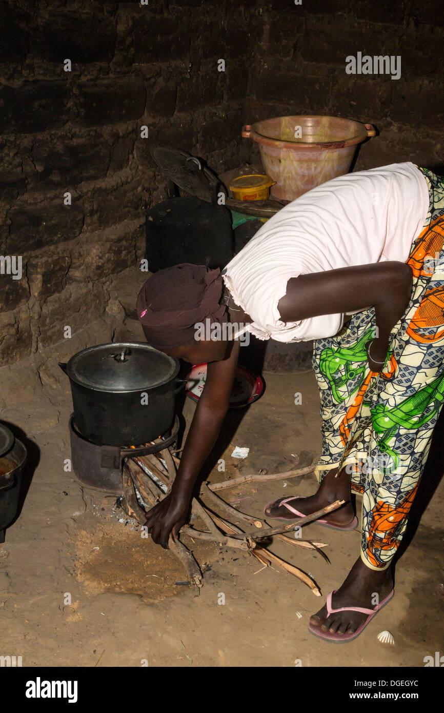 Wood fire cooking africa hi-res stock photography and images - Alamy