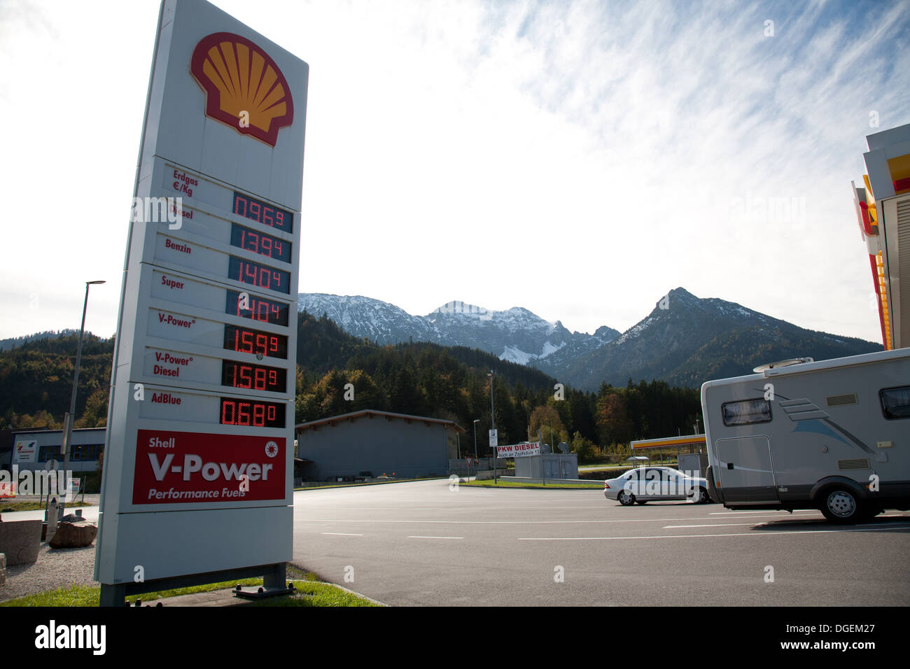 'shell garage' petrol hi-res stock photography and images - Alamy