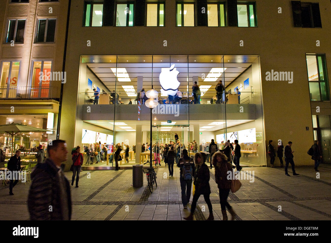 Apple shop munich hi-res stock photography and images - Alamy