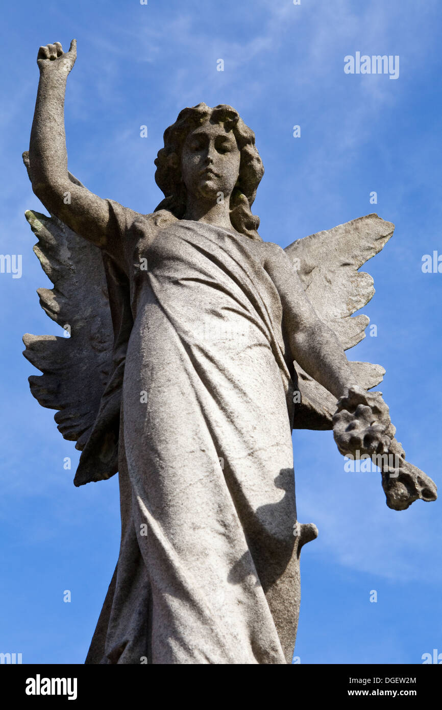 Angels statue graveyard hi-res stock photography and images - Alamy