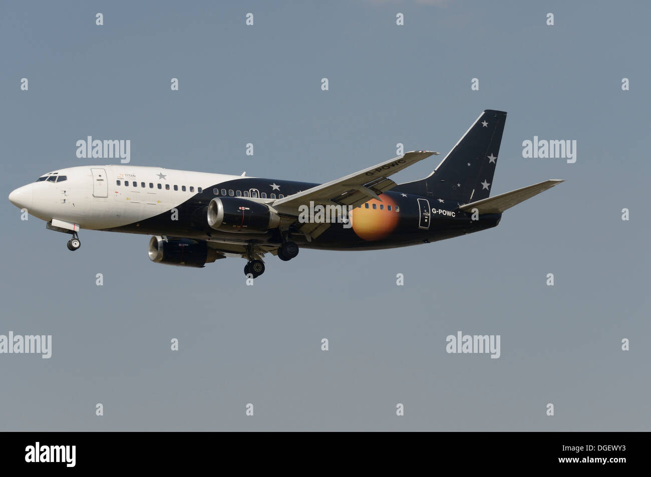 737 final approach hi-res stock photography and images - Alamy