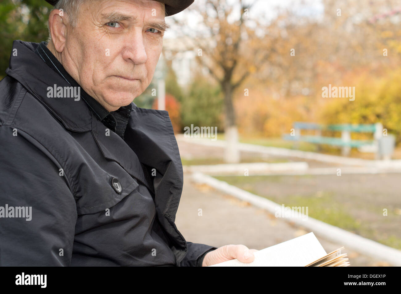 Elderly man reading in a park hi-res stock photography and images - Alamy