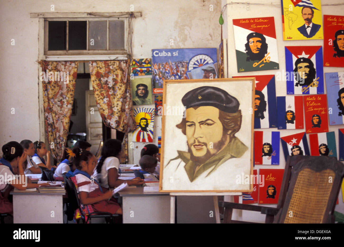 Children in a school full of che posters hi-res stock photography and ...