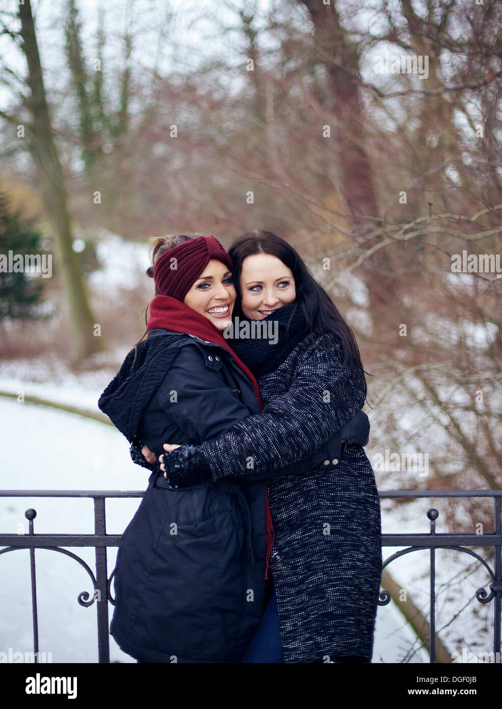 Caucasian sisters hugging hi-res stock photography and images - Alamy