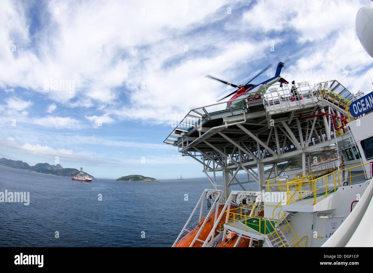 Helicopter landing/departing from an offshore oil drilling ship, Ocean ...