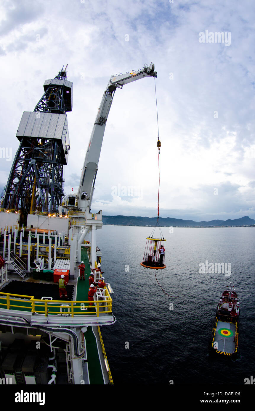 Crew members oil rig transported hi-res stock photography and images ...