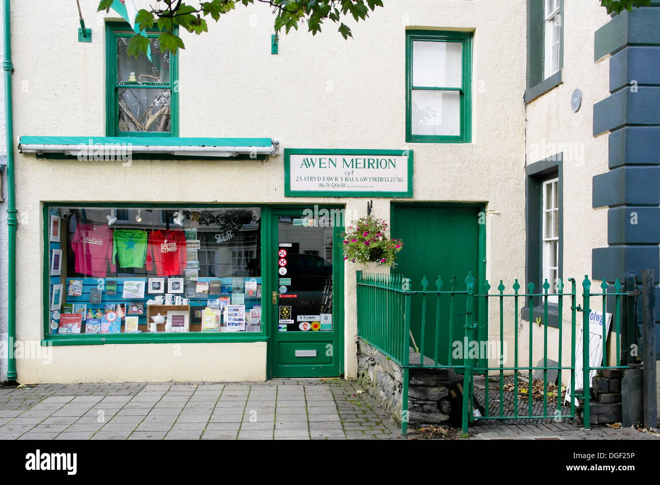 Awen Meirion Welsh bookshop in y Bala, north Wales Stock Photo - Alamy