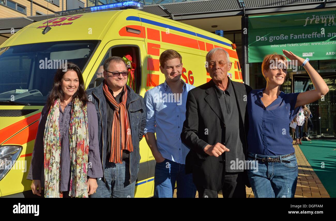 Leipzig, Germany. 19th Oct, 2013. The actors (L-R) Cheryl Shepard ...