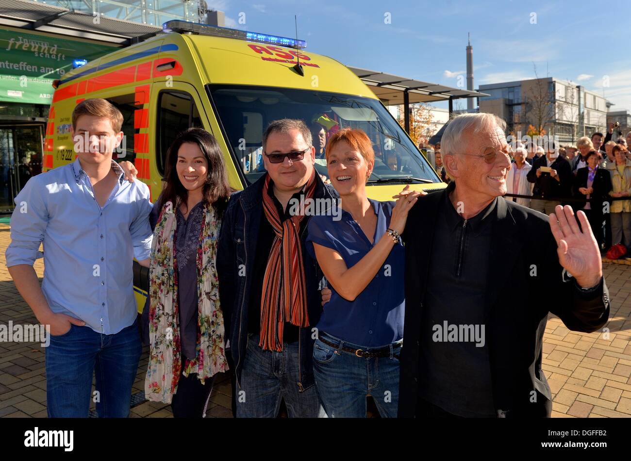 Leipzig, Germany. 19th Oct, 2013. The actors (L-R) Karsten Kuehn ...