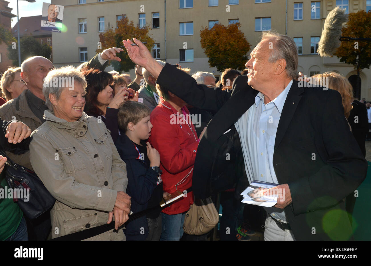 Leipzig, Germany. 19th Oct, 2013. Actor Dieter Bellmann (R) attends the ...