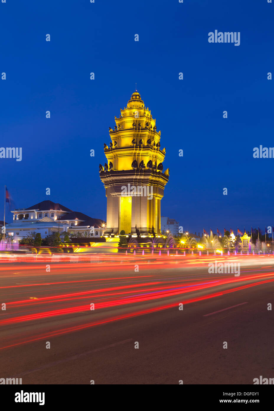 Phnom penh independence monument night hi-res stock photography and ...