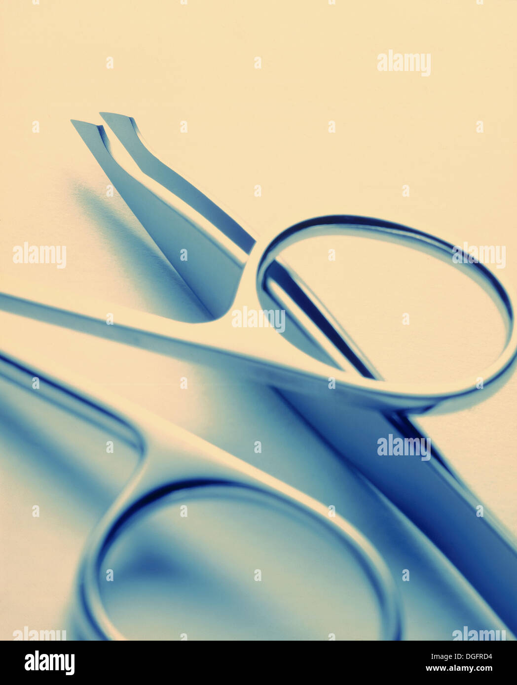 Blood vessel clamp hi-res stock photography and images - Alamy