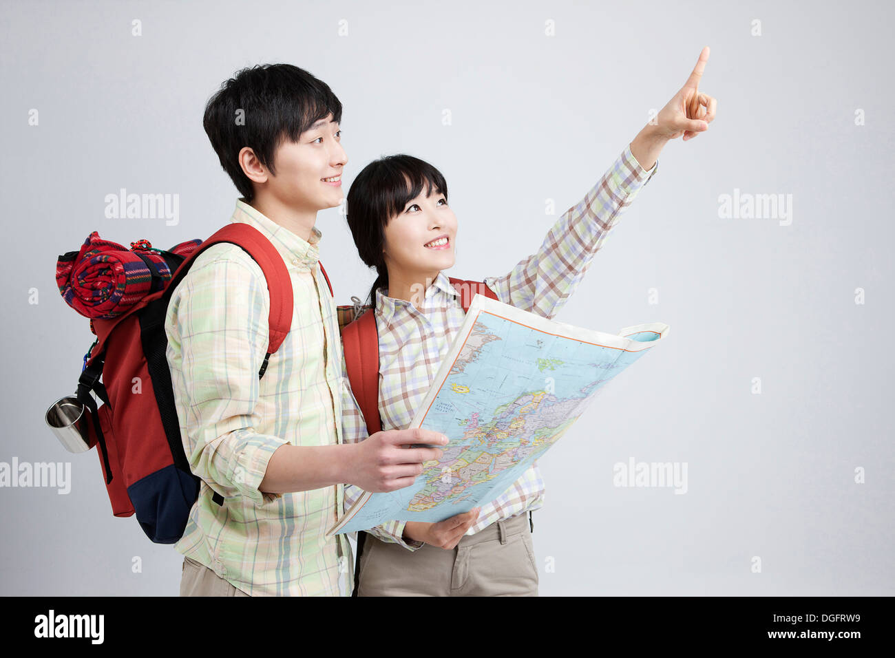 Hiking couple looking map hi-res stock photography and images - Alamy