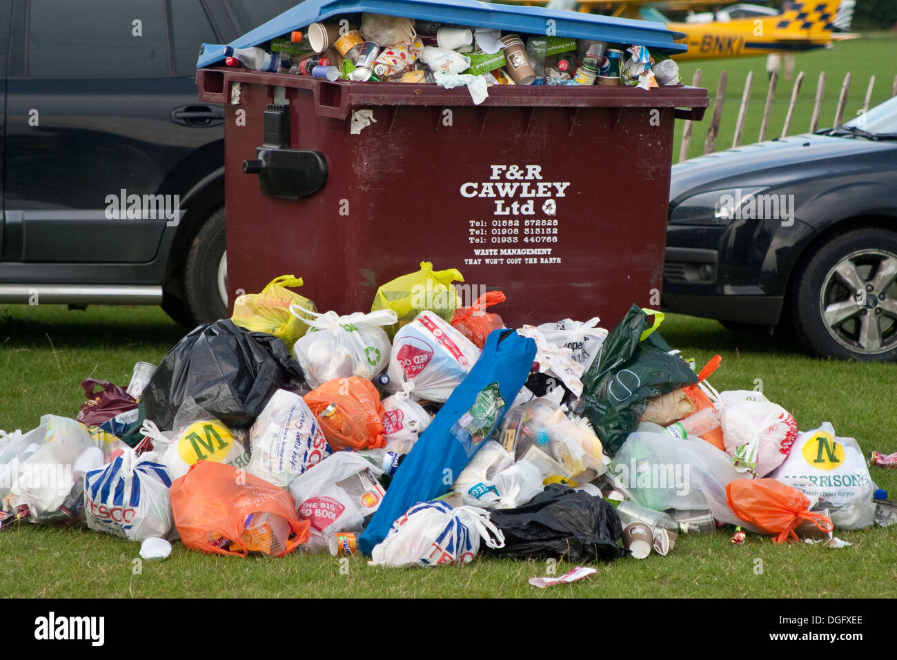 Overfilled refuse bin hi-res stock photography and images - Alamy