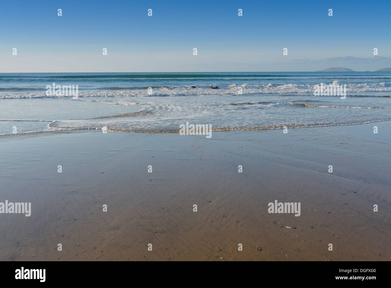 Wave patterns in the incoming tide Stock Photo - Alamy