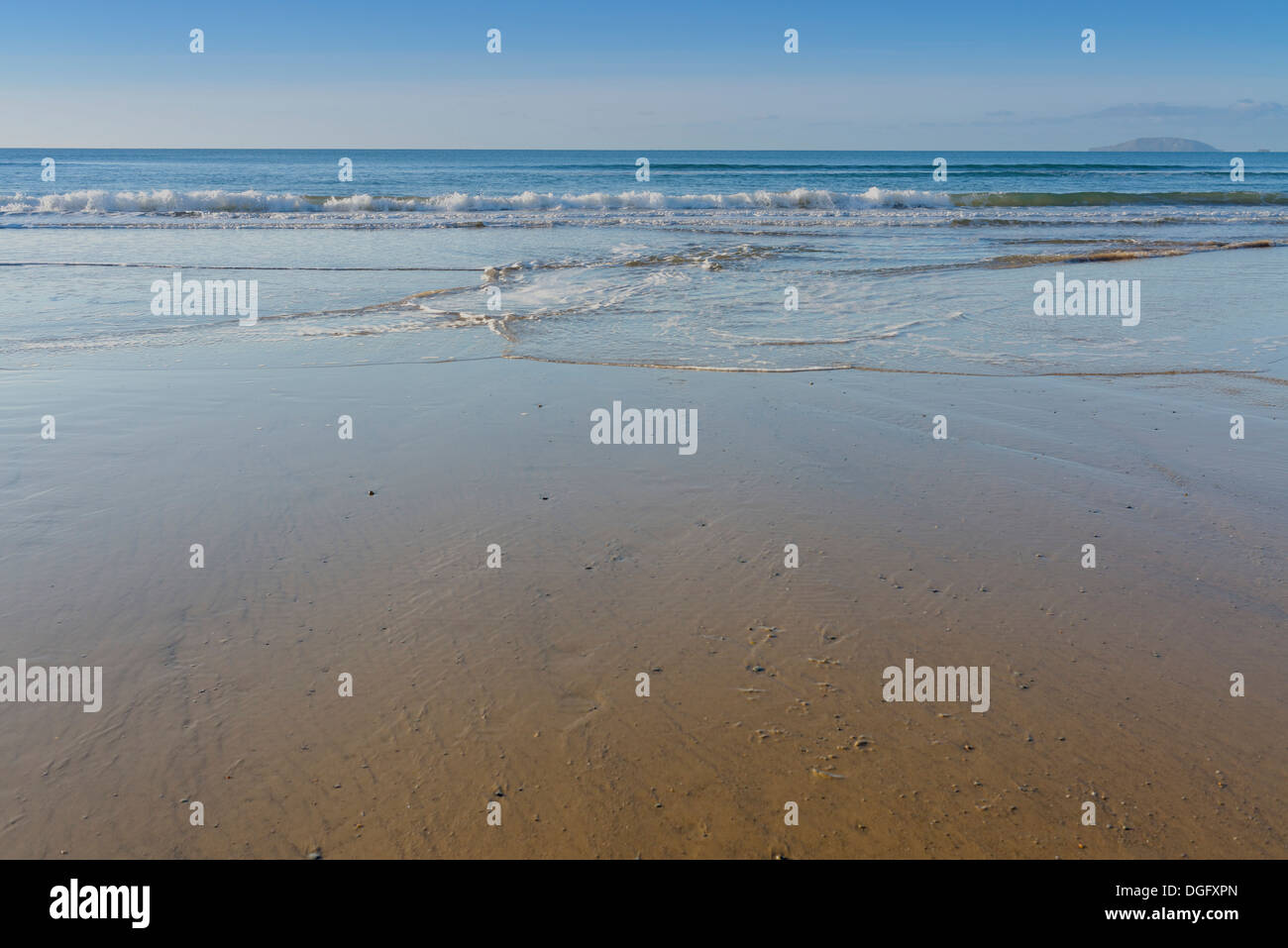 Wave patterns in the incoming tide Stock Photo - Alamy