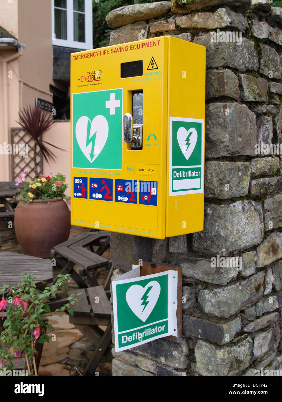 Wall defibrillator hi-res stock photography and images - Alamy