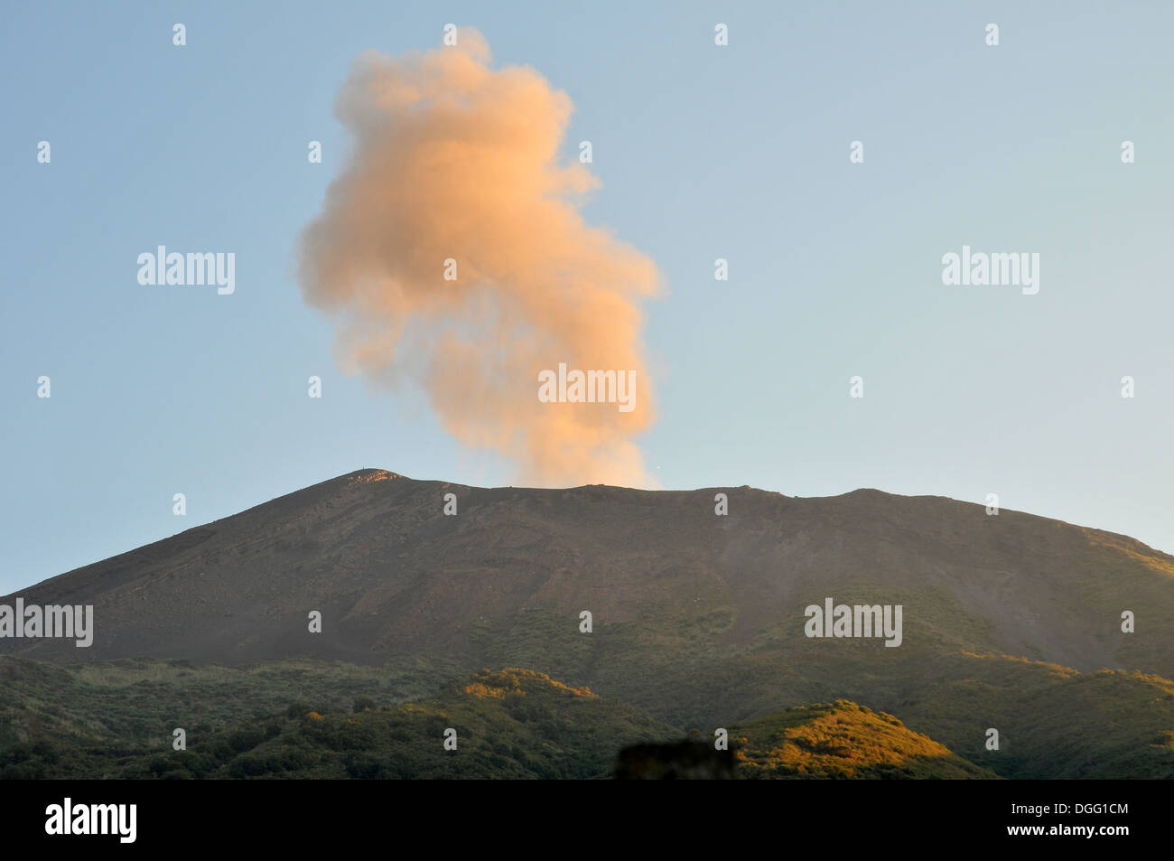 Volcano horizon hi-res stock photography and images - Alamy