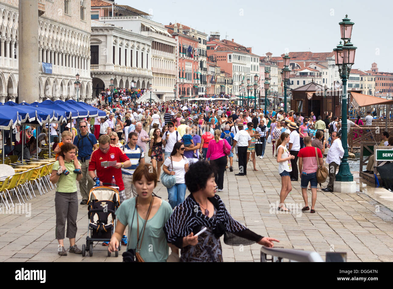 crowds of tourists Venice waterfront Stock Photo - Alamy