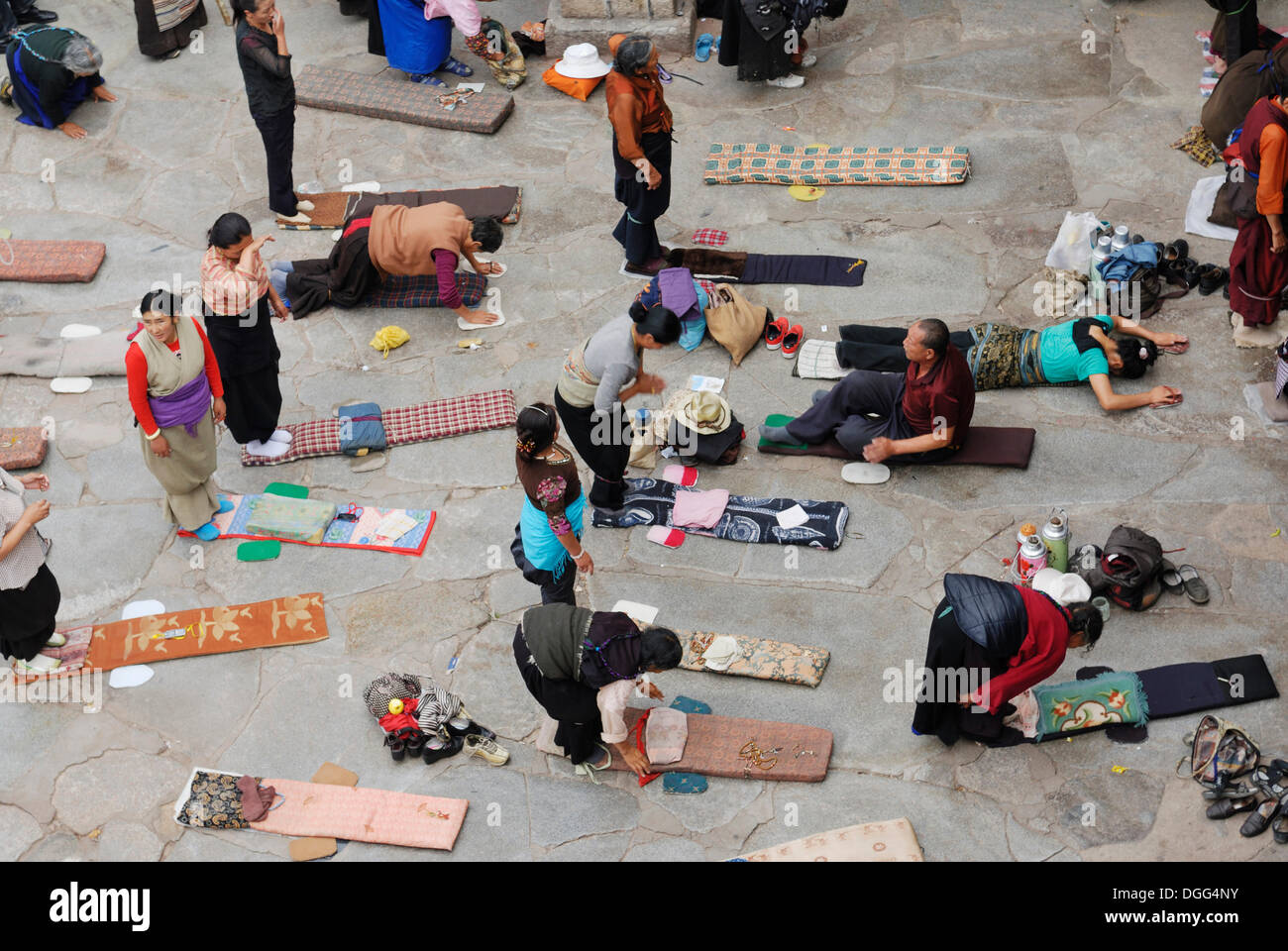 Tibetan pilgrims prostrating in front of Jokhang Temple, Lhasa, Tibet ...