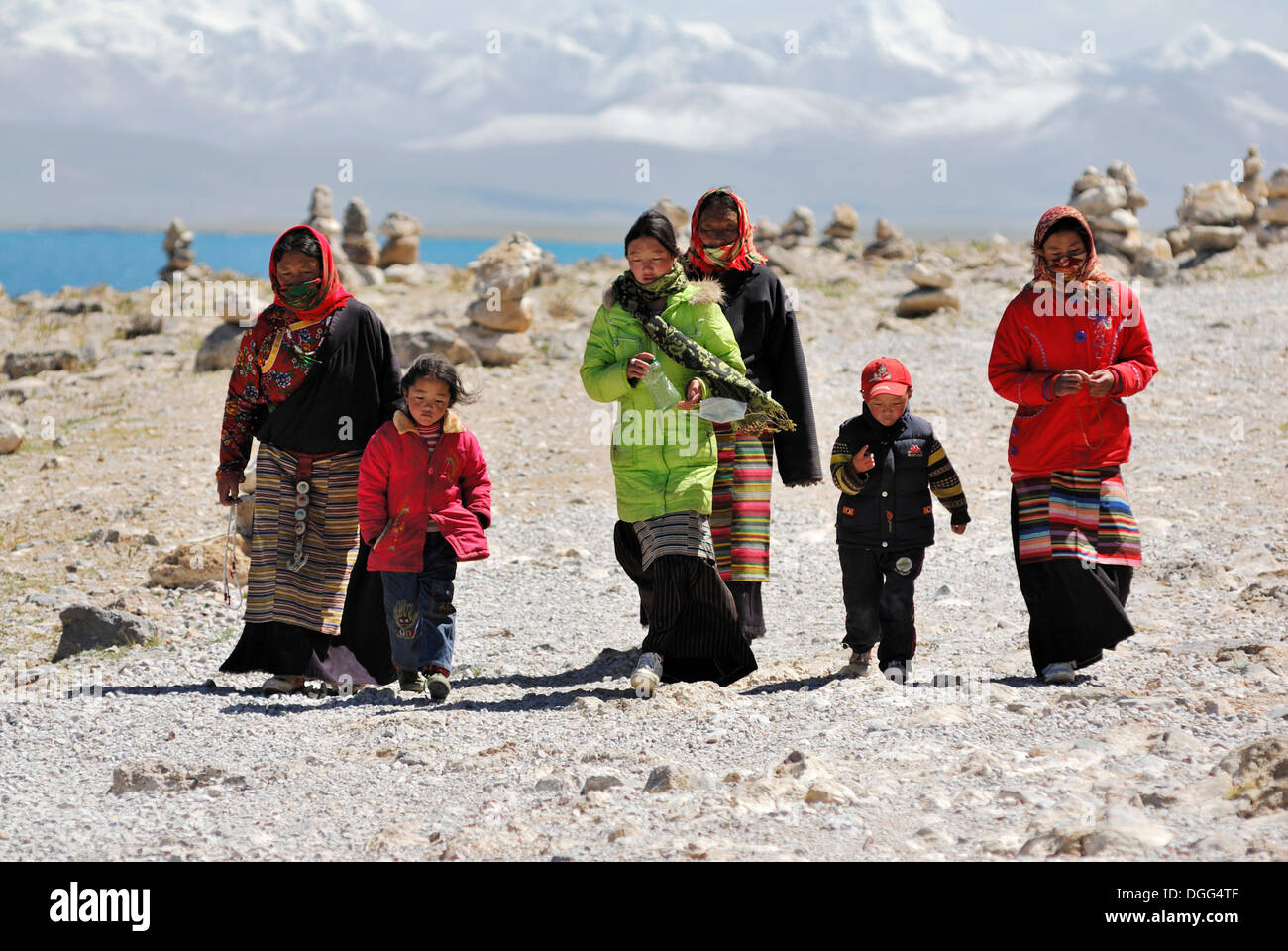 Tibetan pilgrims walking around the mountain at Namtso Lake, Heavenly ...