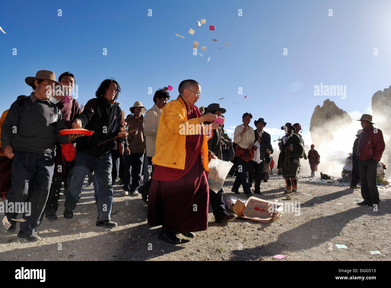Monk and Tibetan pilgrims during a ceremony at Namtso Lake, Heavenly ...