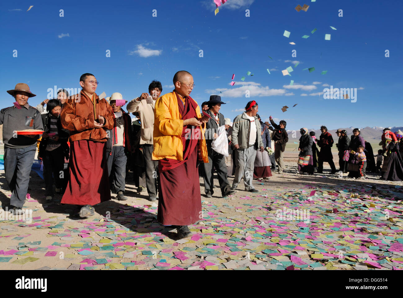 Monk and Tibetan pilgrims during a ceremony at Namtso Lake, Heavenly ...
