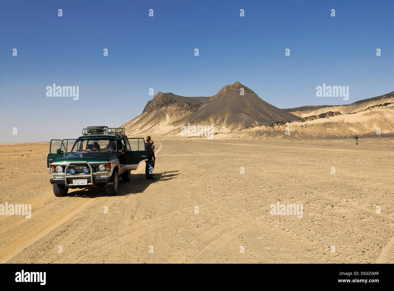 Jeep, Black Desert near the Bahariya Oasis, Western Desert, Egypt ...