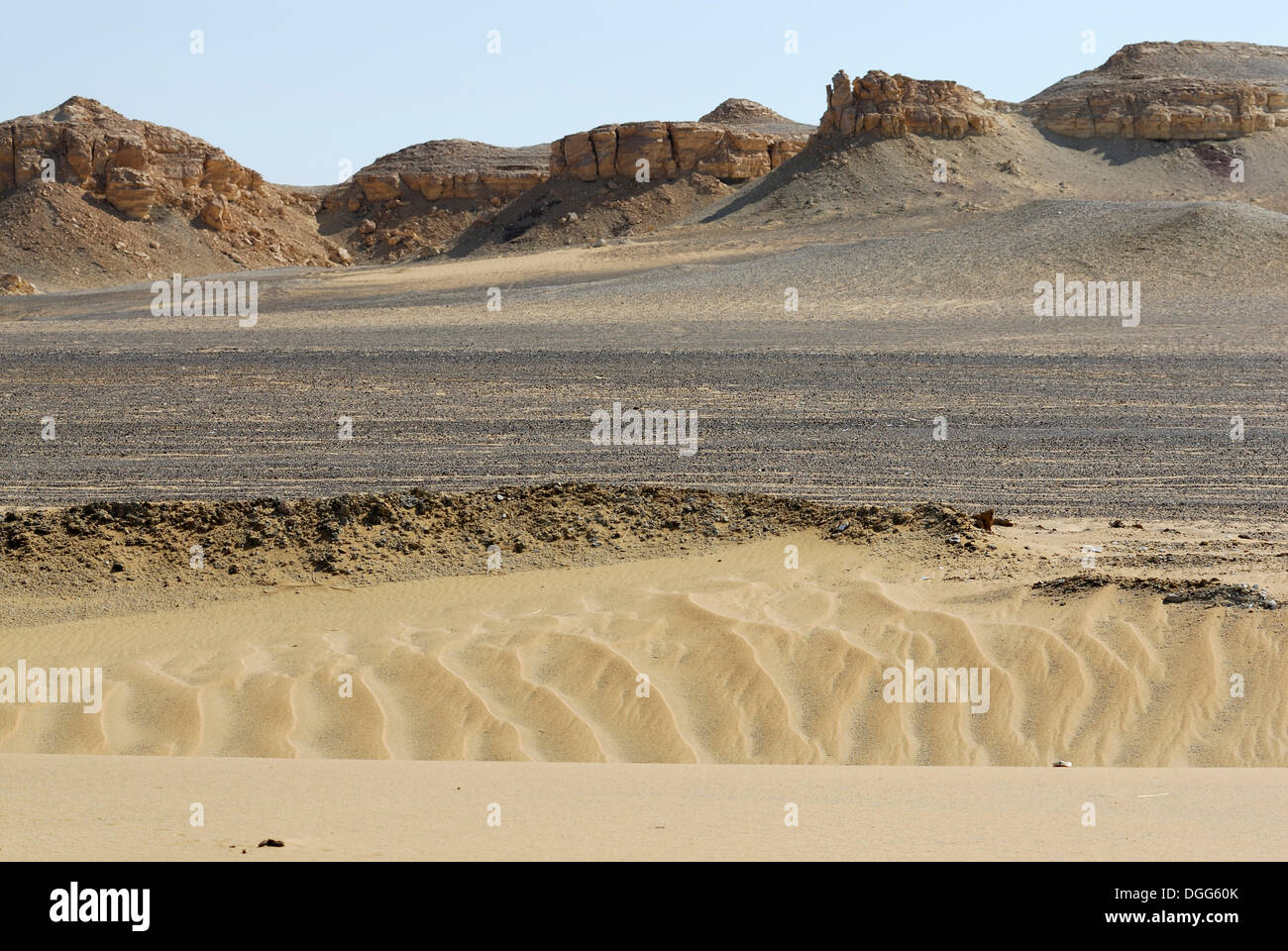 Desert landscape between the Farafra Oasis and the Dakhla Oasis ...
