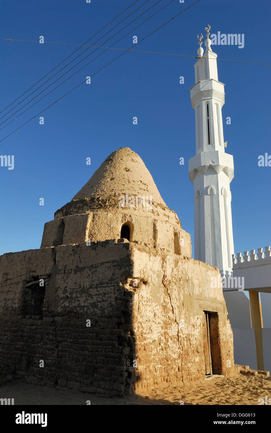 Mud house in front of the New Mosque of El Qasr, Dakhla Oasis, Western ...