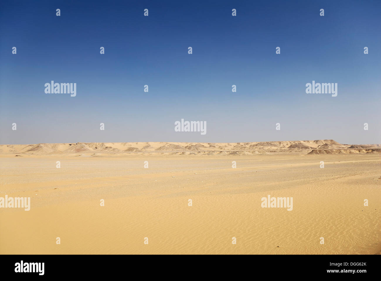 Desert landscape between Luxor and Kharga Oasis, Western Desert, Egypt ...