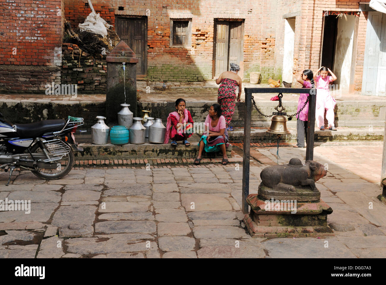 Women fetching water hi-res stock photography and images - Alamy