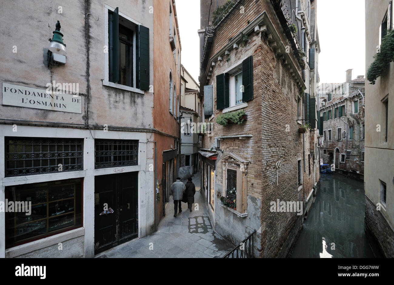 Narrow house on a canal, Fondamenta de L'Osmarin, Castello quarter ...