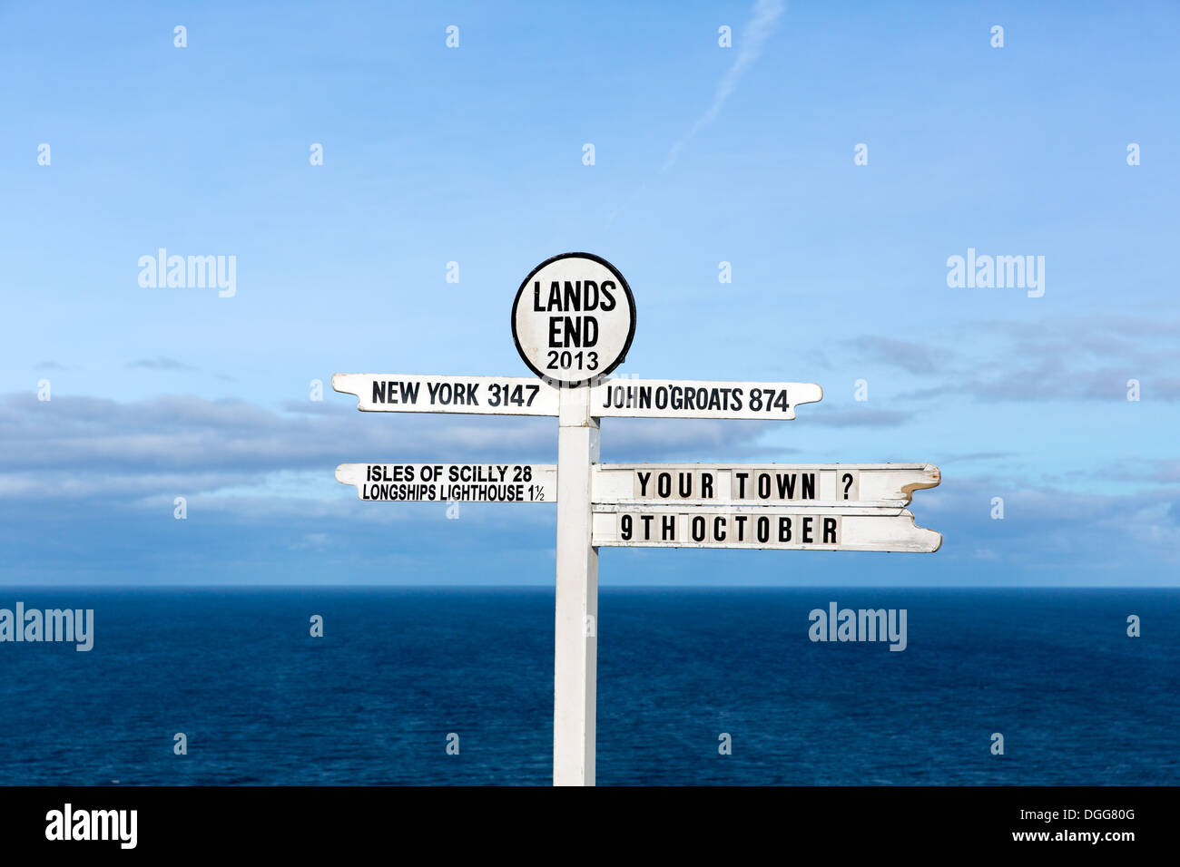 Signpost destinations miles hi-res stock photography and images - Alamy