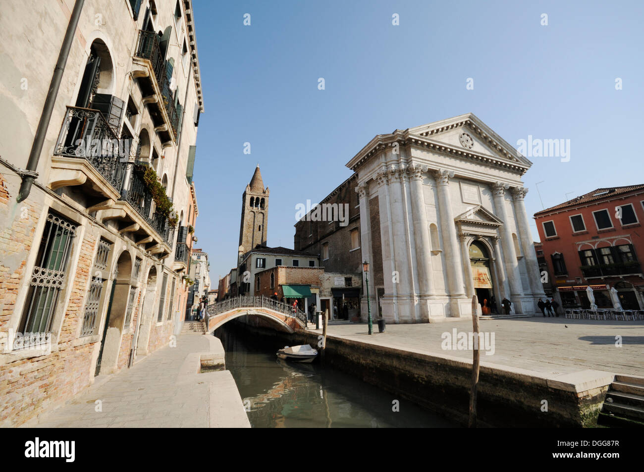 Church and Campo San Barnaba, Dorsoduro, Venice, Venezia, Veneto, Italy ...