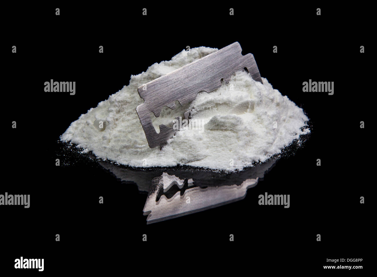 Cocaine razor blade hi-res stock photography and images - Alamy