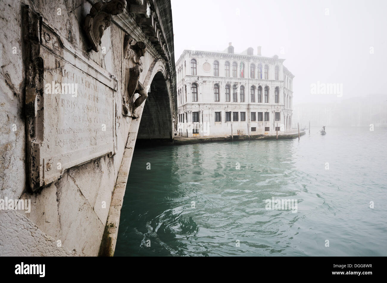 Rialto Bridge, Palazzo dei Camerlenghi, Grand Canal, fog, Venice ...