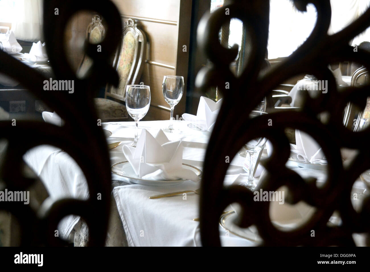 Table setting in Chinese-Thai restaurant Stock Photo - Alamy