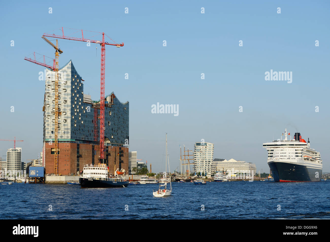 RMS Queen Mary 2 and the steam-icebreaker "Stettin" during the Hamburg ...