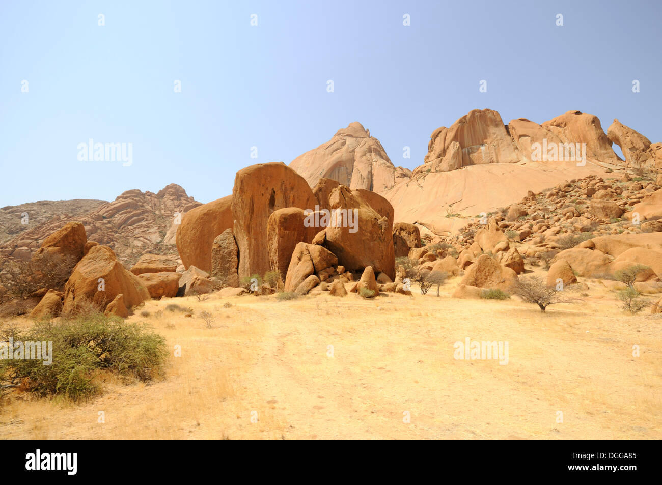 Savannah landscape with granite rocks and Spitzkoppe Mountain, Große ...
