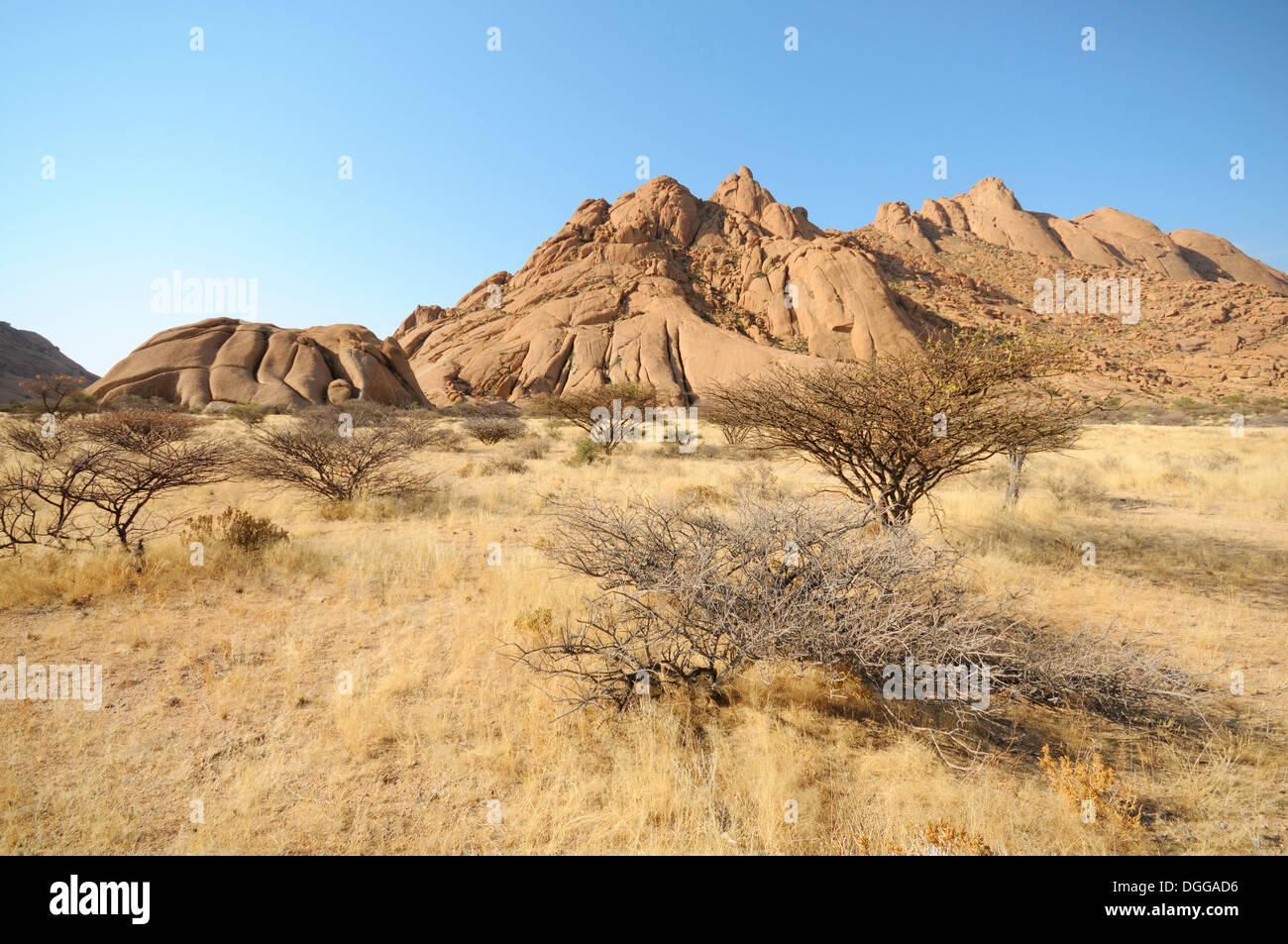 Savannah landscape with granite rocks of the Pontok Mountains ...
