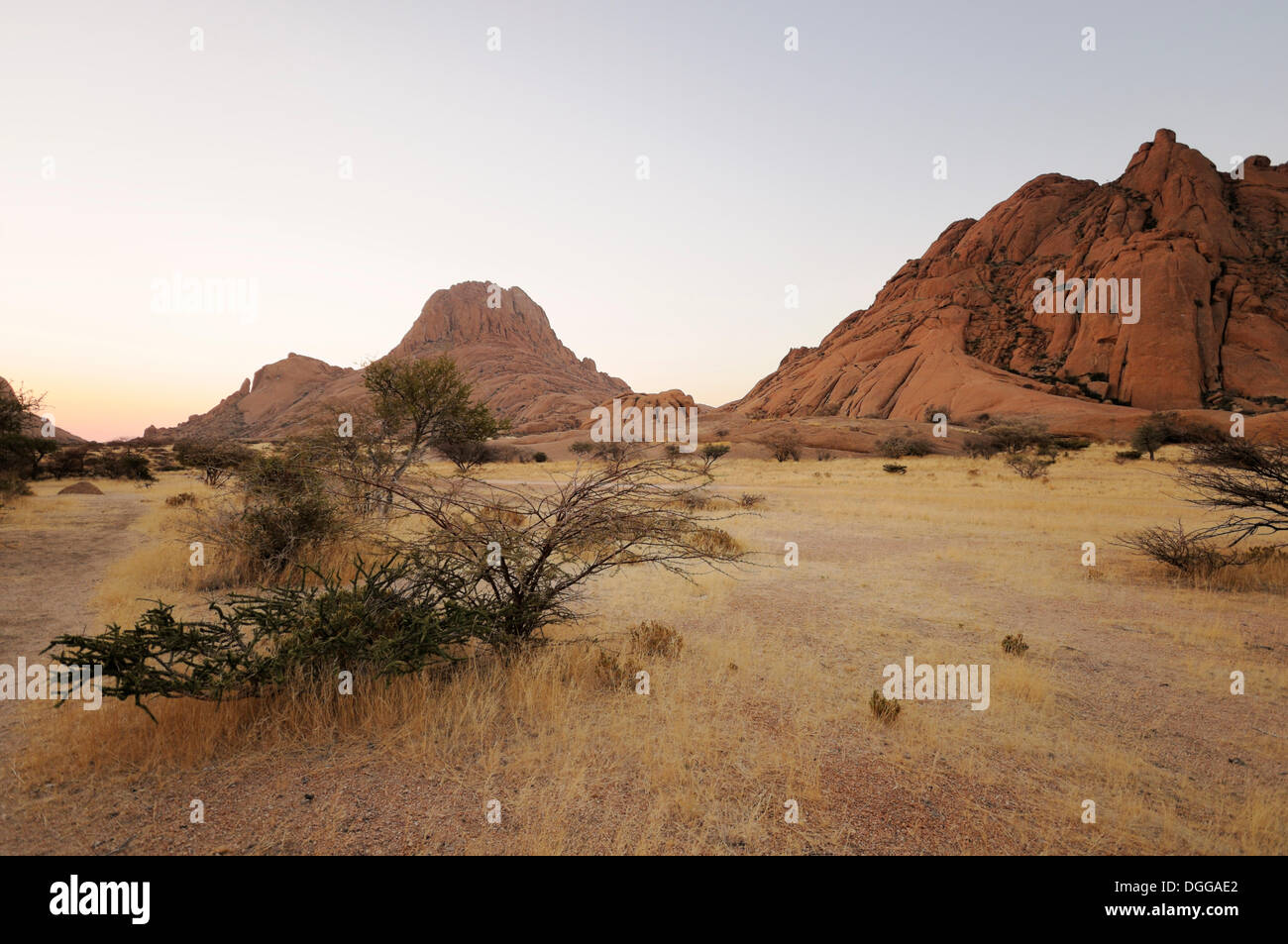 Savannah landscape with rock formations, Great Spitzkoppe and Pontok ...