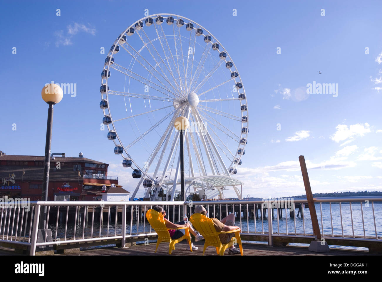 Seattle waterfront boardwalk wheel hi-res stock photography and images ...