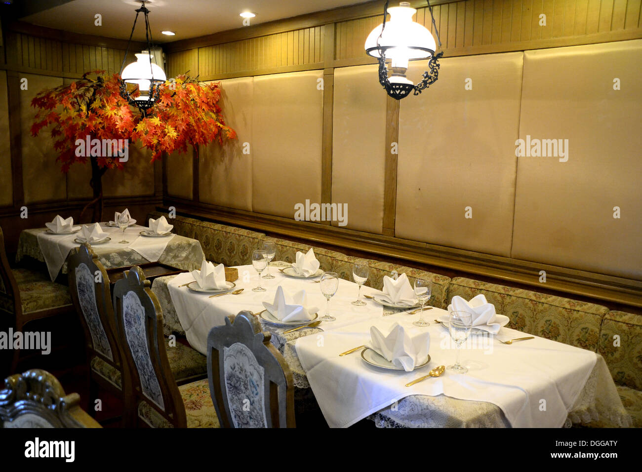 Table setting in Chinese-Thai restaurant Stock Photo - Alamy
