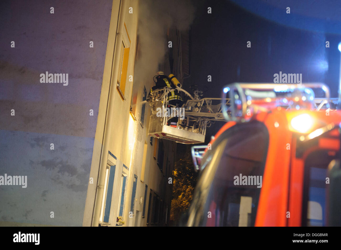 Fire in apartment building hi-res stock photography and images - Alamy
