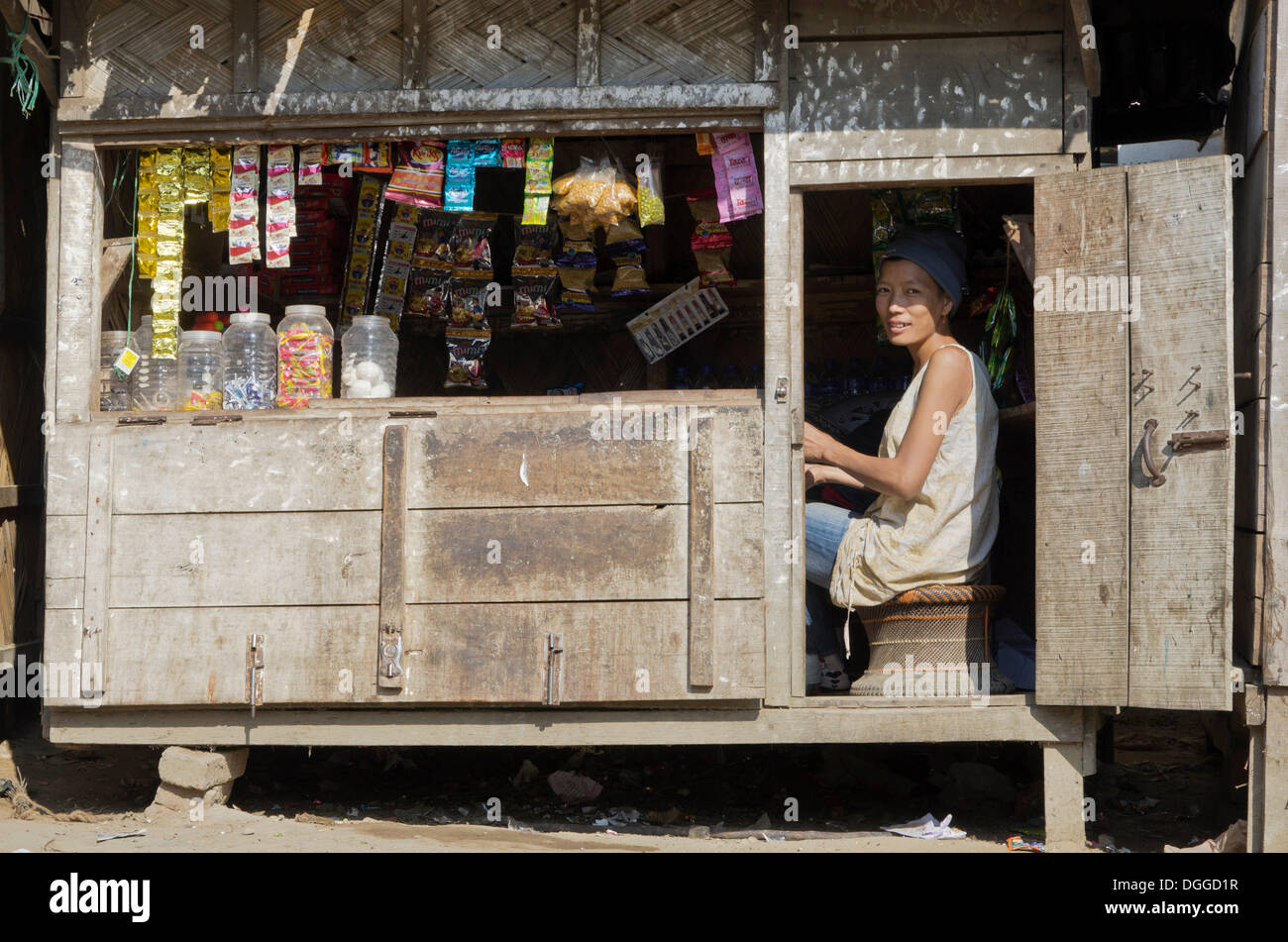 Indian woman by shack india hi-res stock photography and images - Alamy